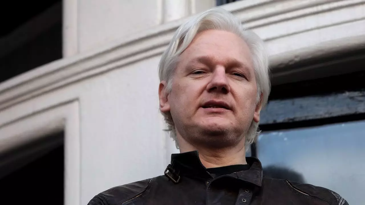 บัญชี Twitter ของ Julian Assange นั้นเป็นของปลอม ไม่ อีกคนหนึ่ง