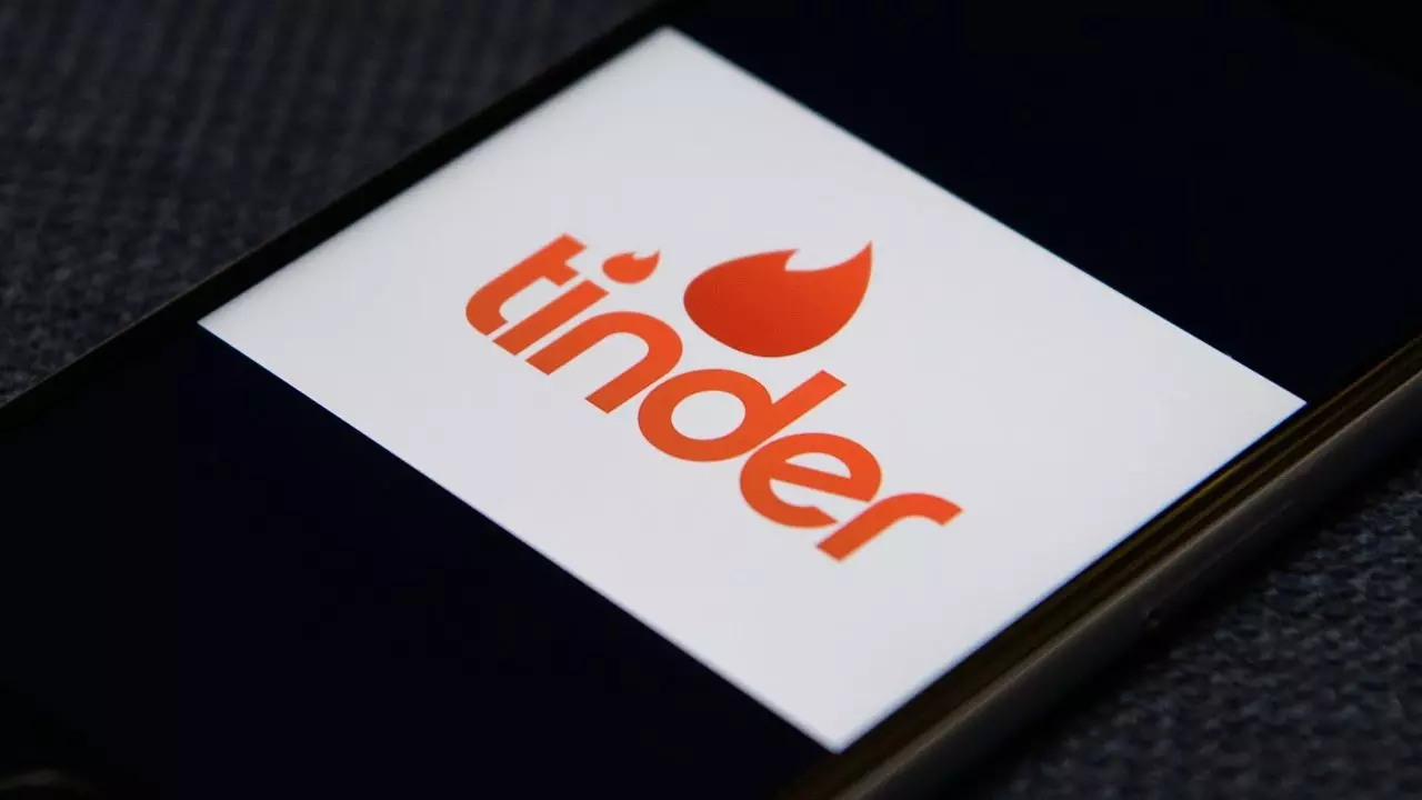 Tinder nedarbojas, un skumji, uzbudinoši lietotāji pareizi vaino Facebook