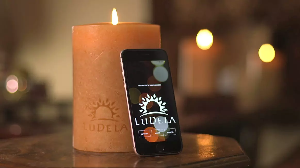 Το πρώτο έξυπνο κερί στον κόσμο μπορεί να ανάψει και να σβήσει από το smartphone σας