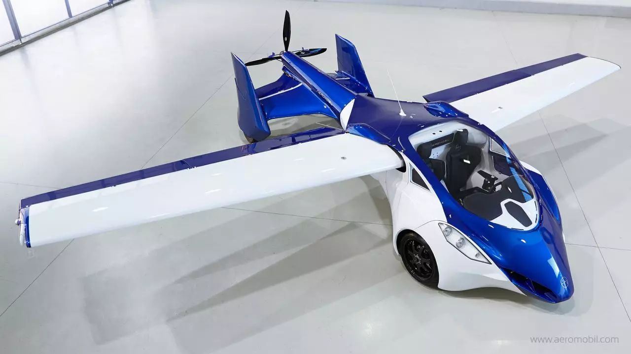 Folk insisterar fortfarande på att den här flygande bilen kommer att anlända 2017, trots kraschen