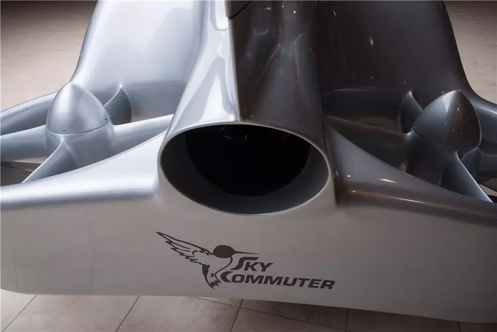 Prototyp létajícího auta z roku 1990 jde do aukce
