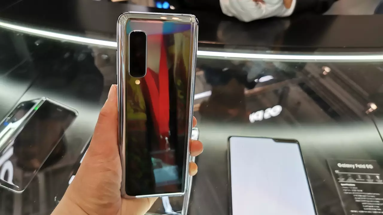 Hands On עם Galaxy Fold החדש של סמסונג