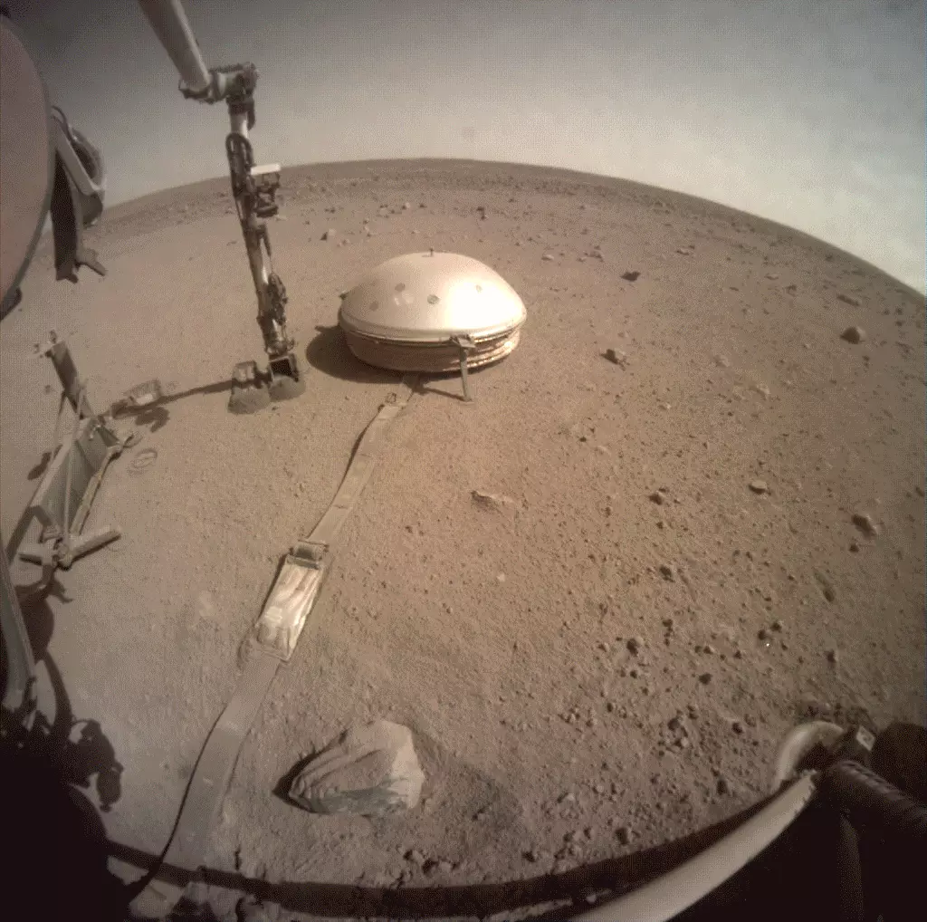 Спускаемият апарат InSight на НАСА открива огромен тътен на Марс 1874_1