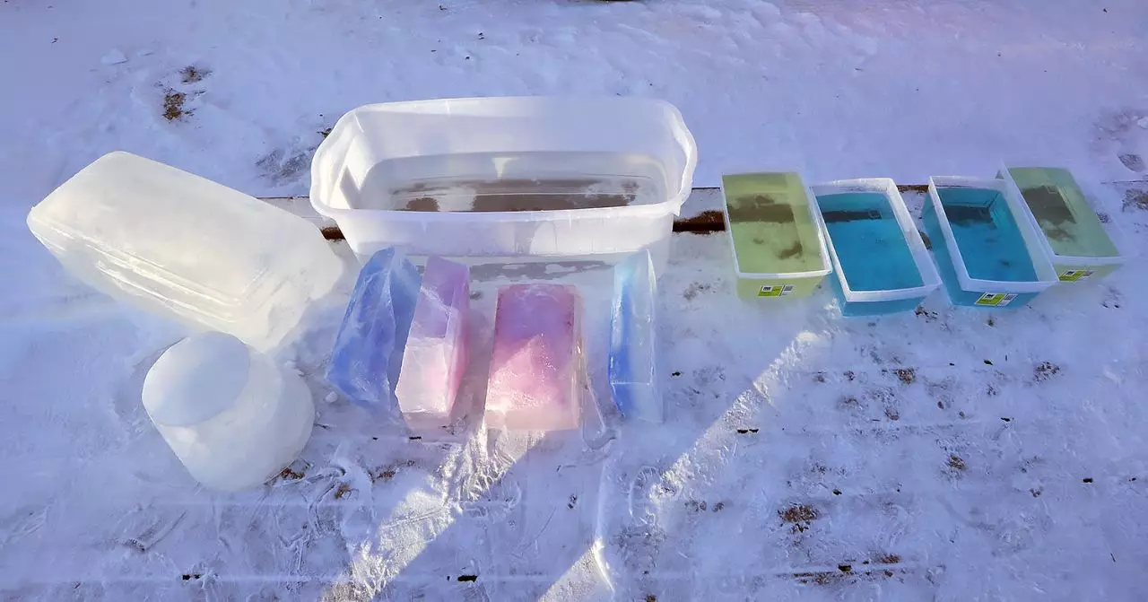 Djali i mrekullueshëm ndërton një kala shumëngjyrëshe të akullit