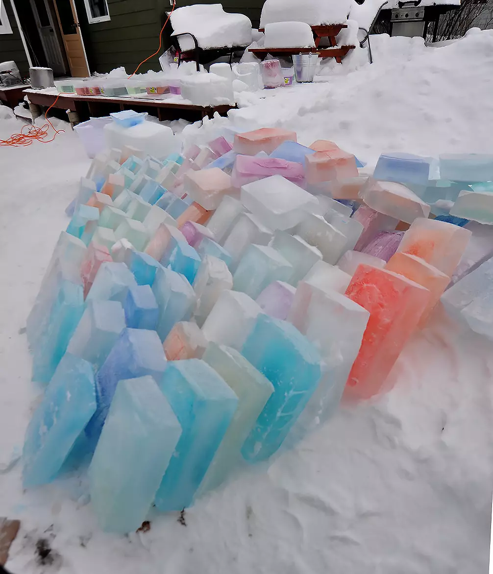 Cara incrível constrói fortaleza de gelo colorida