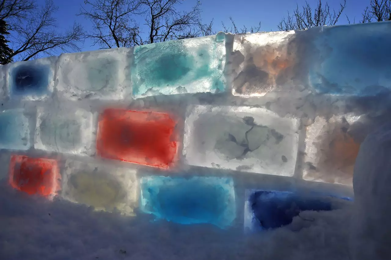 Cara incrível constrói fortaleza de gelo colorida