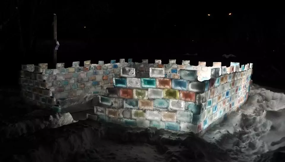 Ragazzo fantastico costruisce una colorata fortezza di ghiaccio