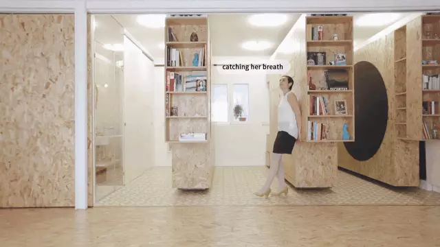 Aquesta petita casa utilitza parets corredisses per transformar una habitació en quatre