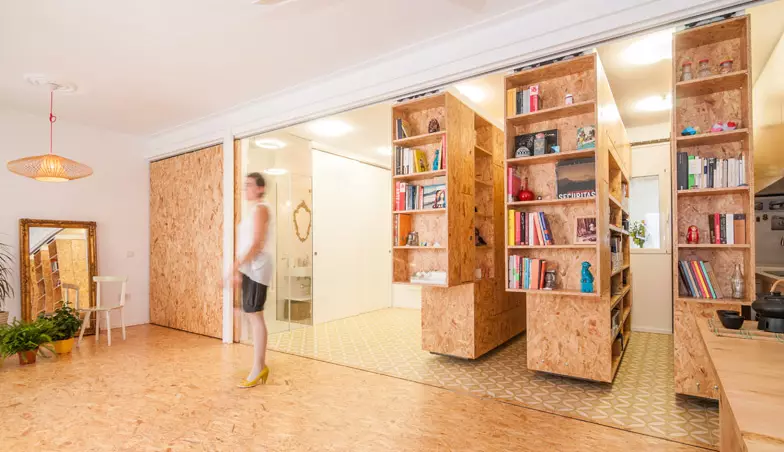 Esta pequena casa usa paredes deslizantes para transformar um quarto em quatro