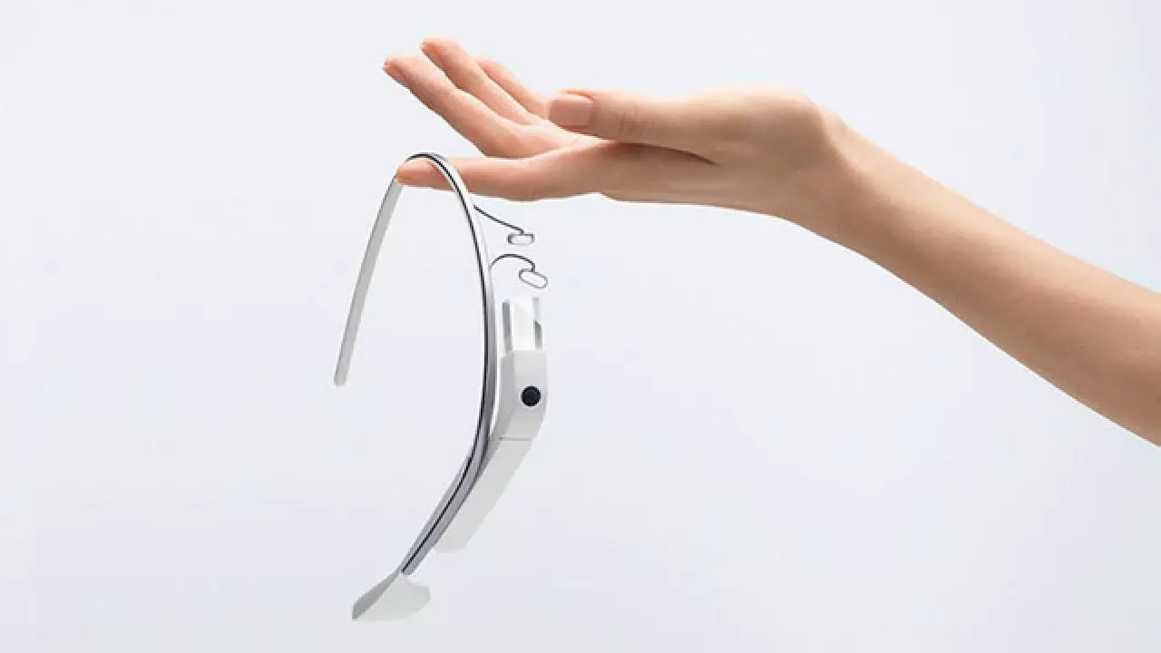 Отчет: следующее поколение Google Glass запланировано на 2014 год и будет «крутым»