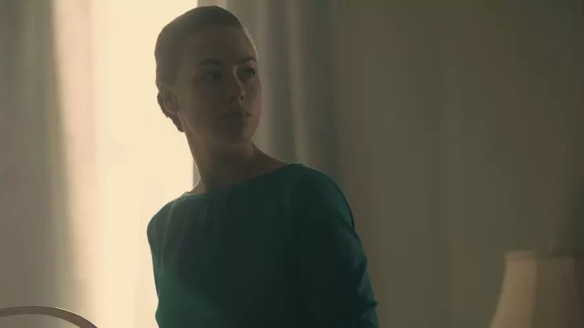 The Handmaid's Tale Finalean, The Fall of Gilead Begins With A Droped Stone