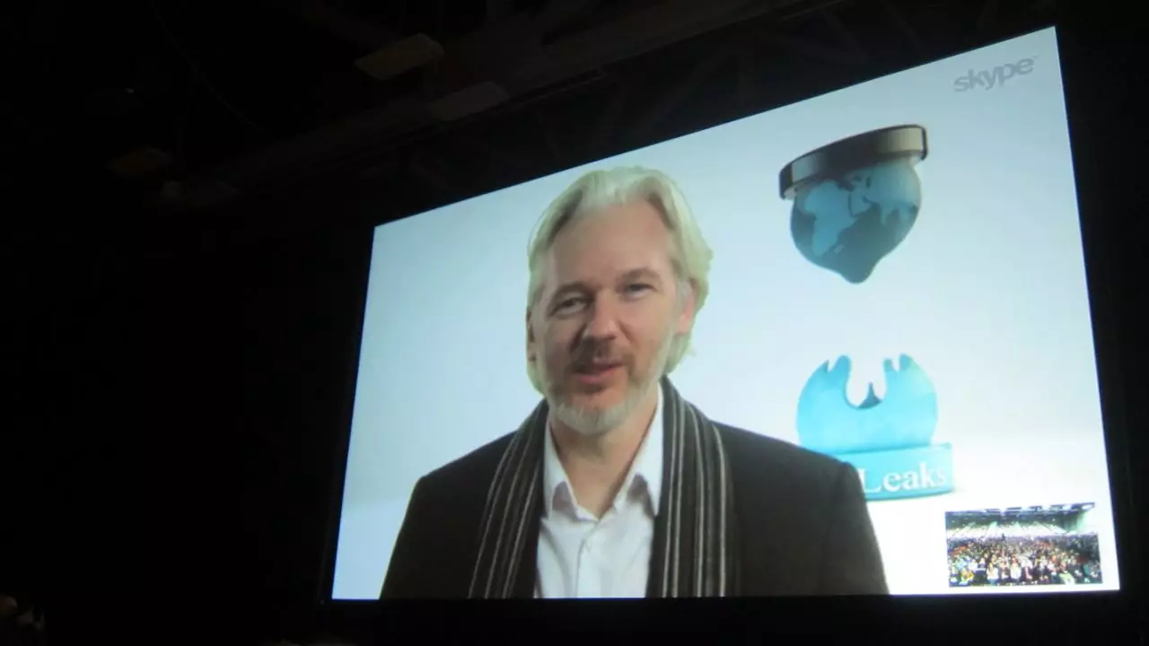 Julian Assange I Gael Ei Holi Gan Awdurdodau Swedaidd Yn Ei Ystafell Banig yn Llundain