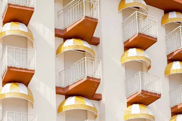 Awọn Balconies Beachfront ti Venice dabi Awọn apoti ti Suwiti