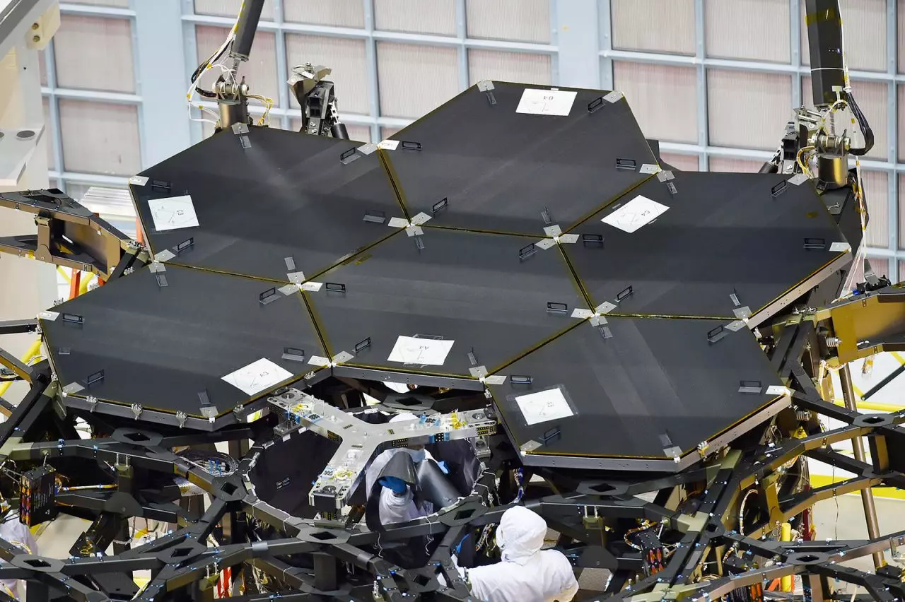 Si, o telescopio espacial James Webb ten a metade dos seus espellos!