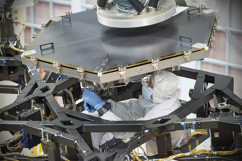 Si, o telescopio espacial James Webb ten a metade dos seus espellos!