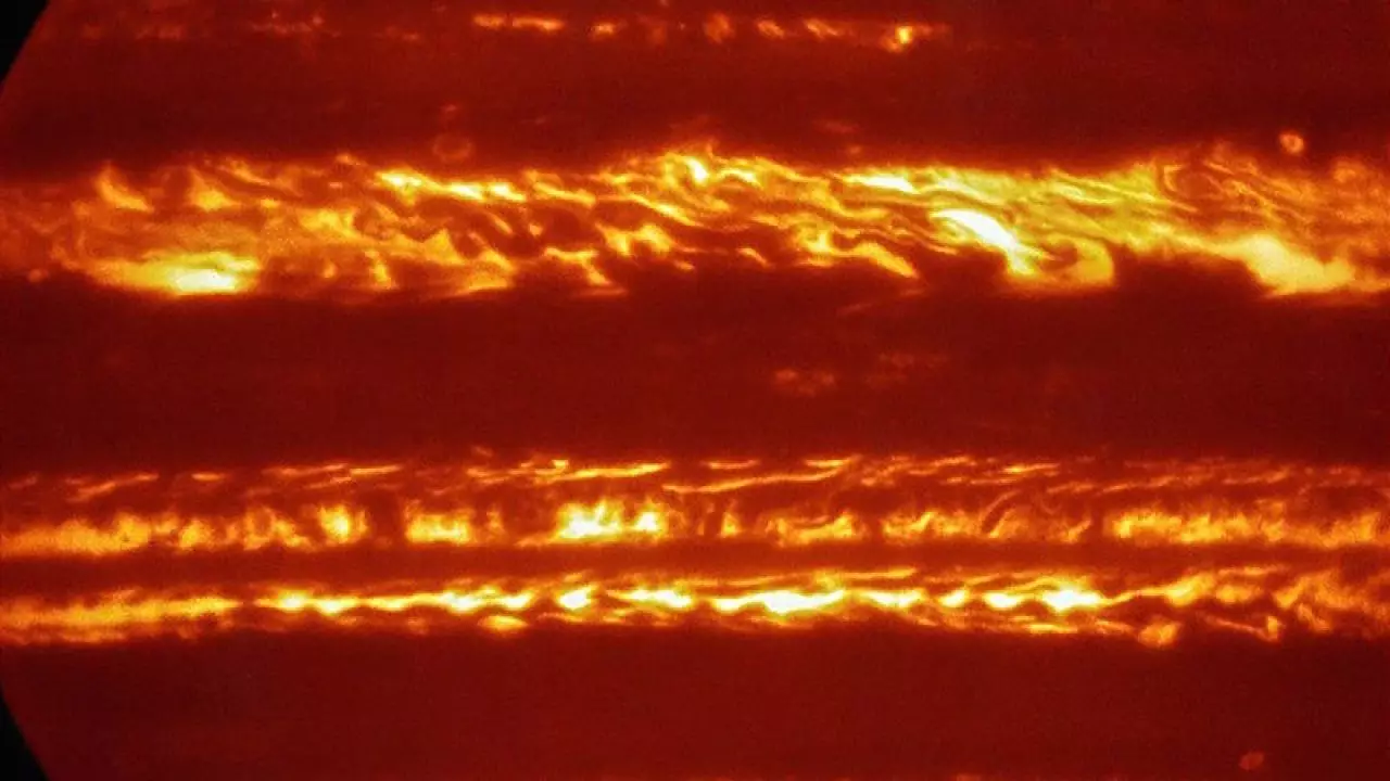 Šioje nuotraukoje Jupiterio atmosferoje kažkas keisto