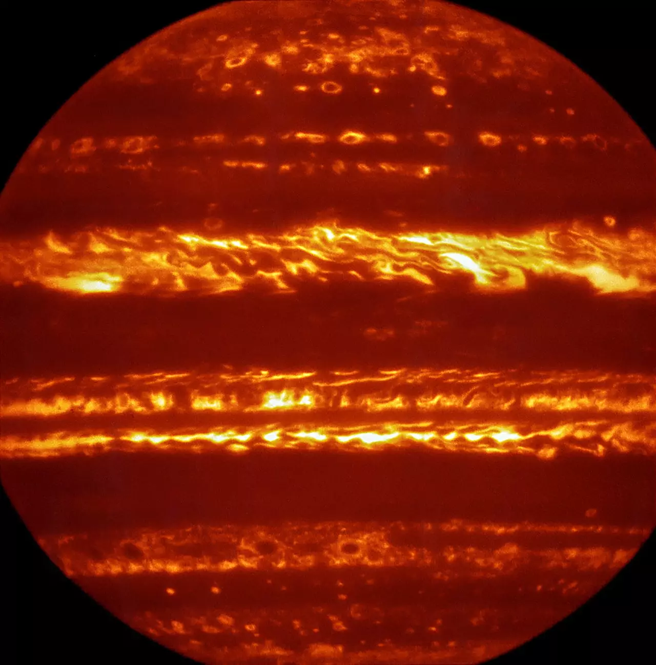 Hierdie prent wys iets vreemds wat in Jupiter se atmosfeer gebeur