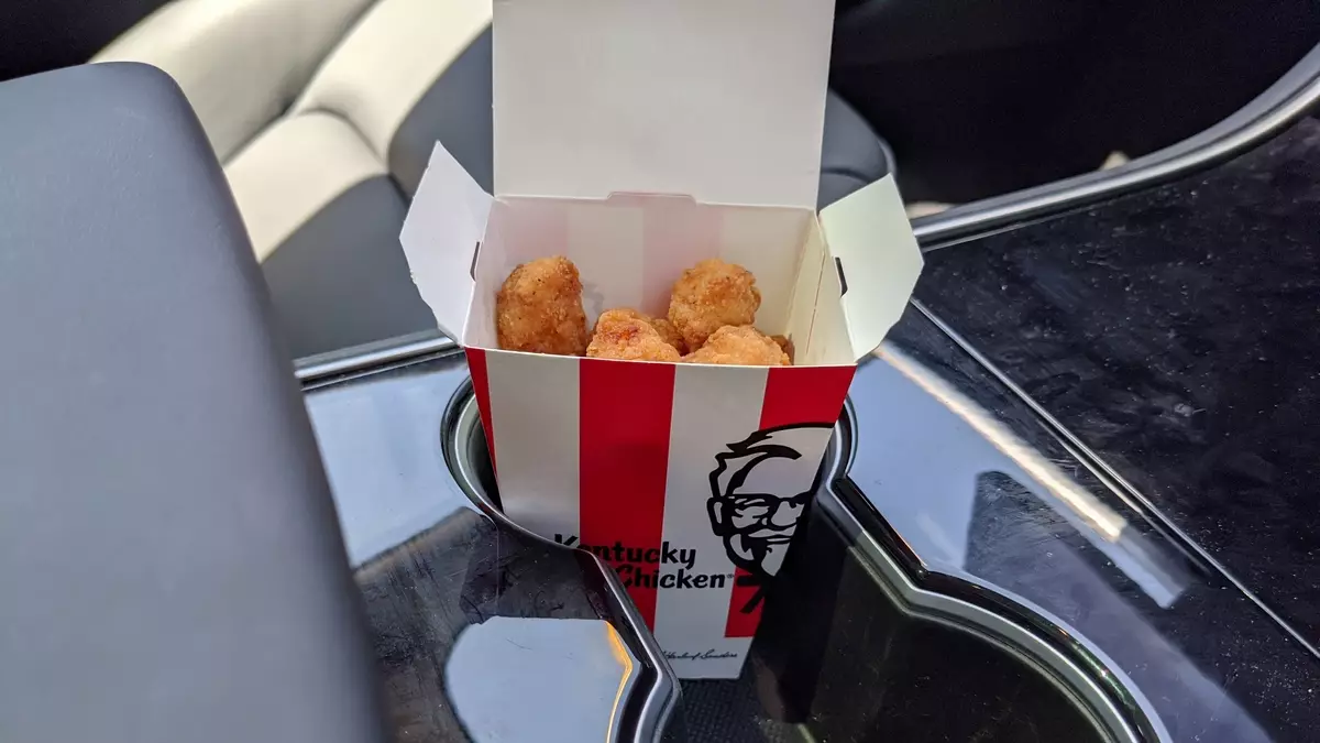 Nilikula KFC ya Greasy Katika Tesla Mpya kabisa Kwa sababu mimi ni Ratchet Royalty