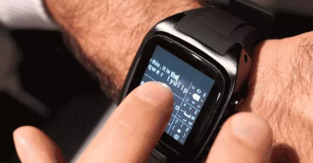 Sì, puoi effettivamente digitare su uno Smartwatch