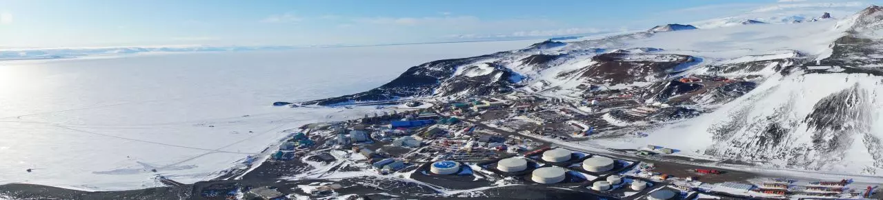 यहाँ देखा जाने वाला मैकमुर्डो स्टेशन अंटार्कटिका में स्थित एक यू.एस. अनुसंधान केंद्र है।