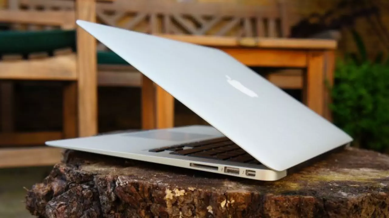 “Apple” -iň duýgur duýgur “MacBook” patenti “Bezel” -e gözegçilik edýär