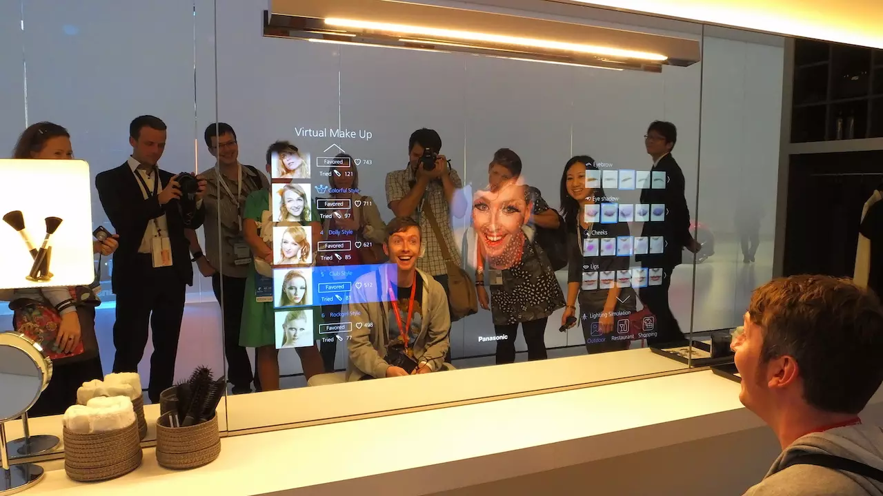 O Panasonic's AR Make-Up Mirror na liua ai aʻu i se pepe taalo pusi