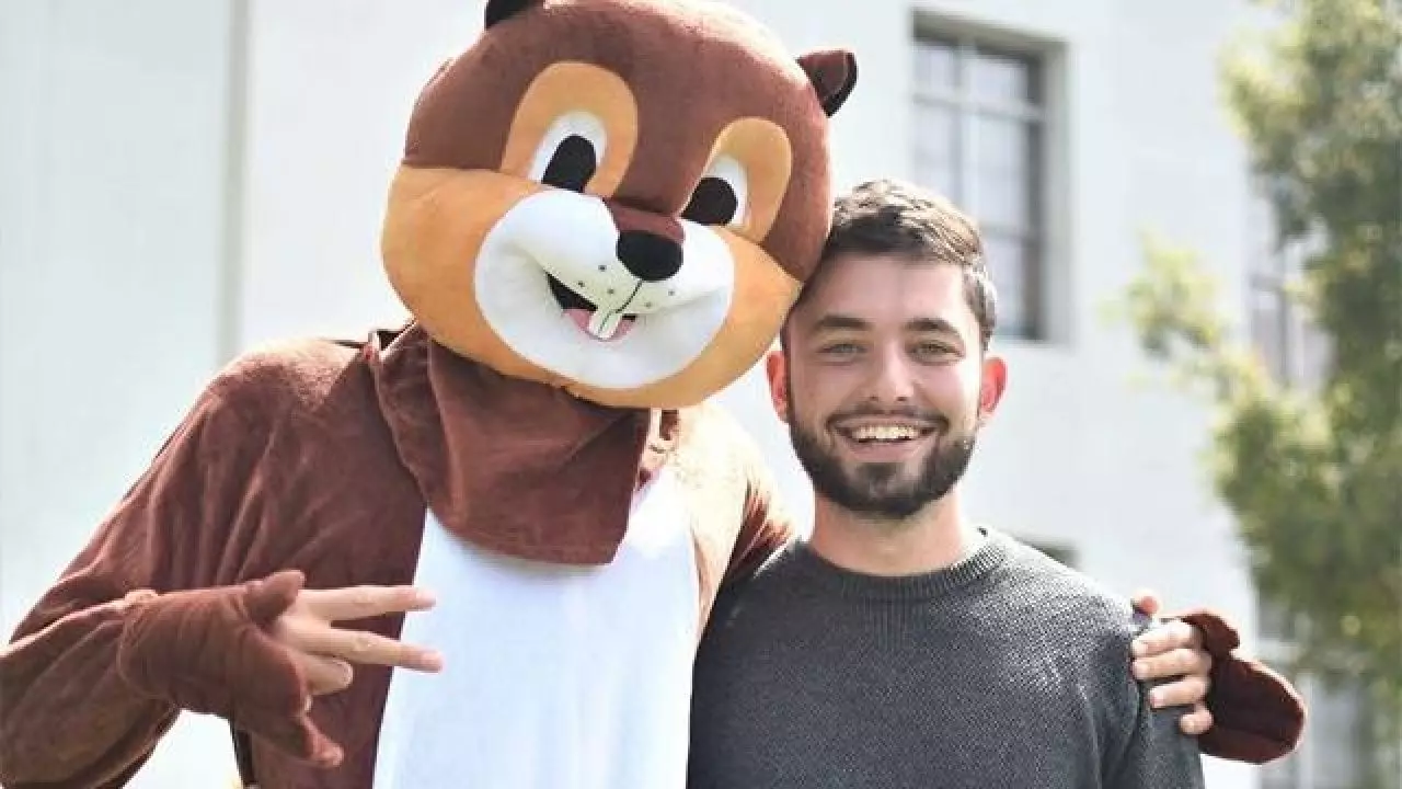 Conoce a Furry Boi, la ardilla que ganó un escaño en el Senado gracias a una página de memes en Facebook