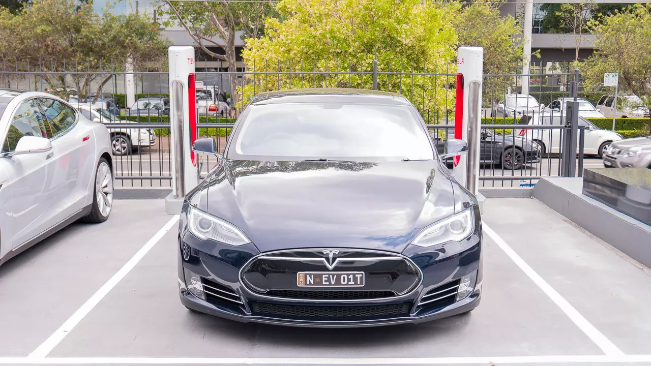 Hirup Sareng Model Tesla S