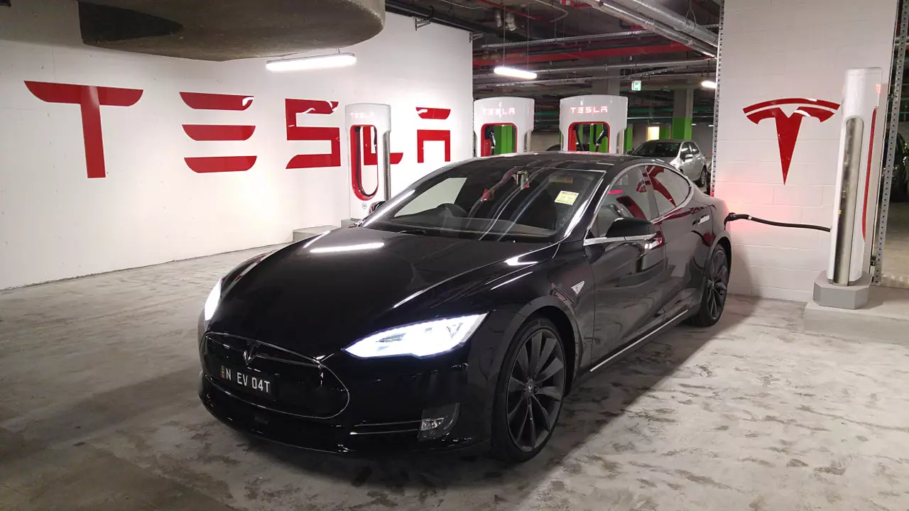 K ap viv ak yon Tesla Model S