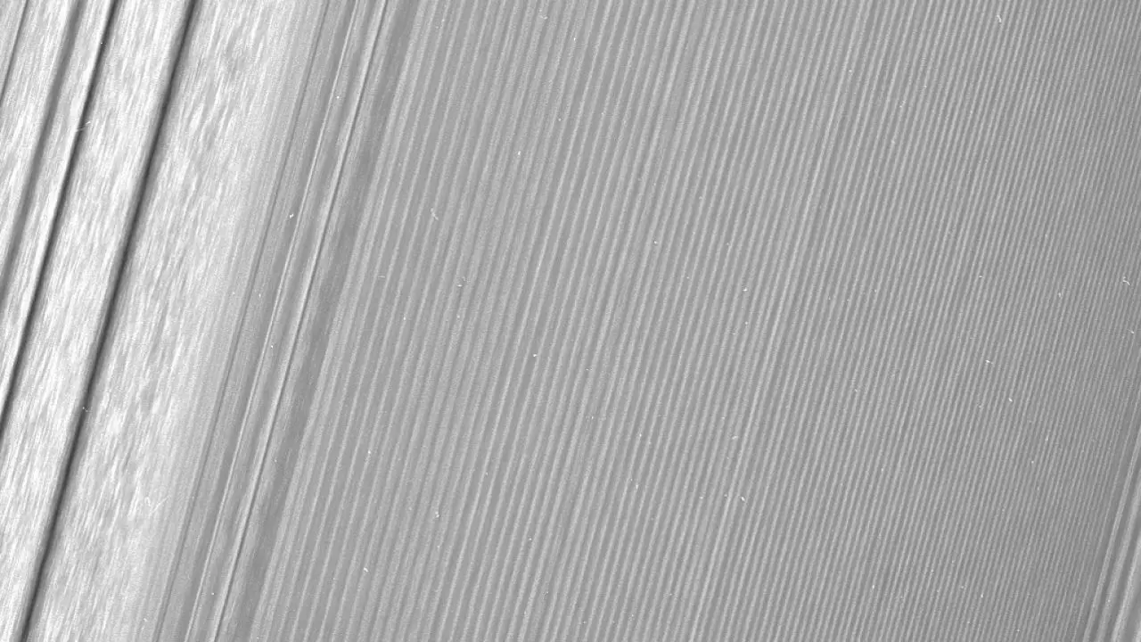 Šie itin iš arti Saturno žiedų vaizdai pribloškia protą