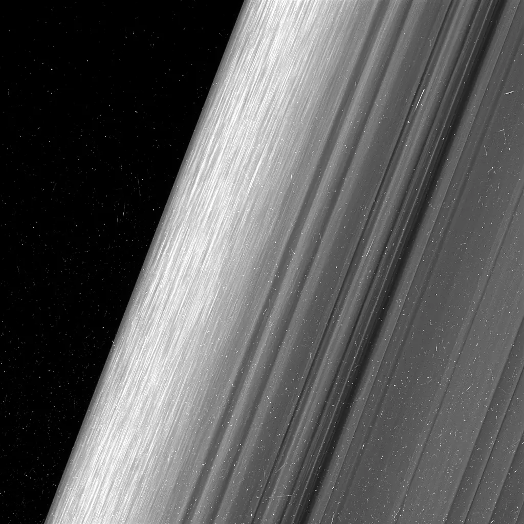 Šie itin iš arti Saturno žiedų vaizdai pribloškia protą