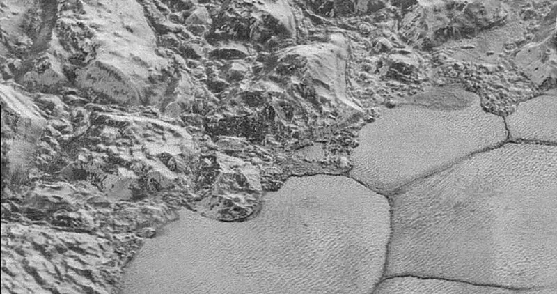 Astronomer tror, at en rumklippe på størrelse med Manhattan skabte Plutos underlige, bumpede sletter