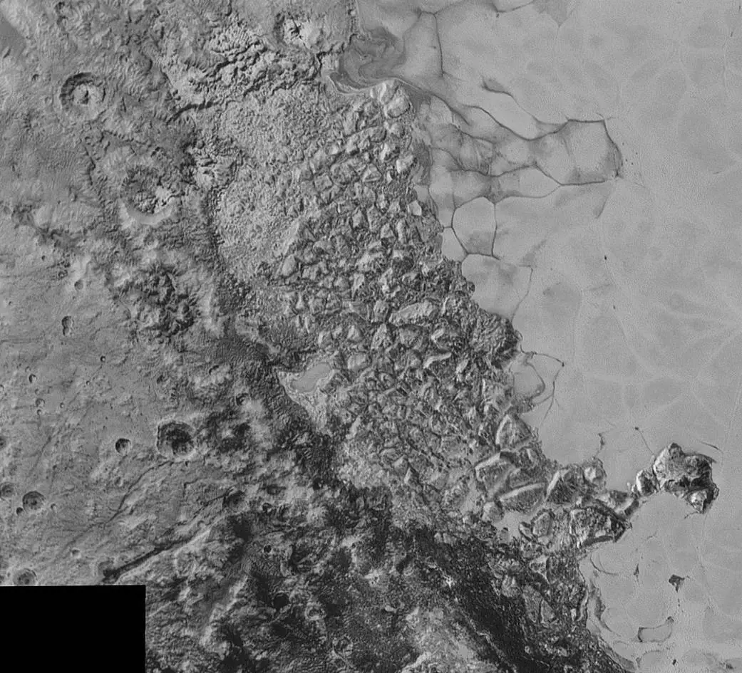 Astronomer tror, at en rumklippe på størrelse med Manhattan skabte Plutos underlige, bumpede sletter