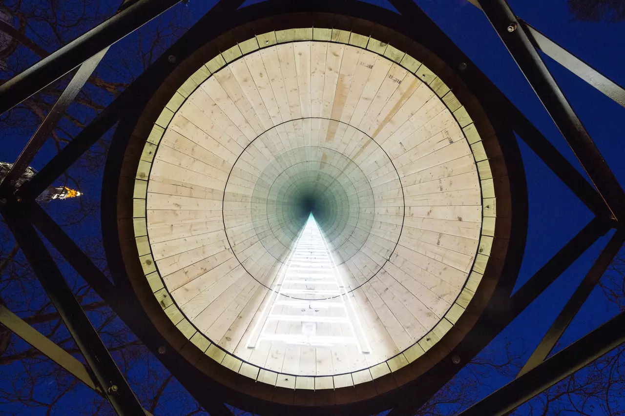 Неоновите светлини превръщат тези водни кули в Ню Йорк в междуизмерни портали