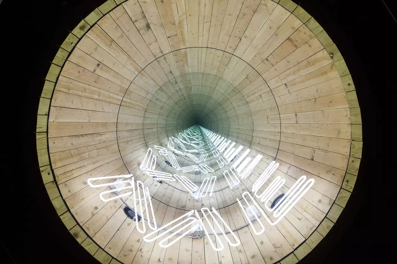 Las luces de neón convierten estas torres de agua de Nueva York en portales interdimensionales