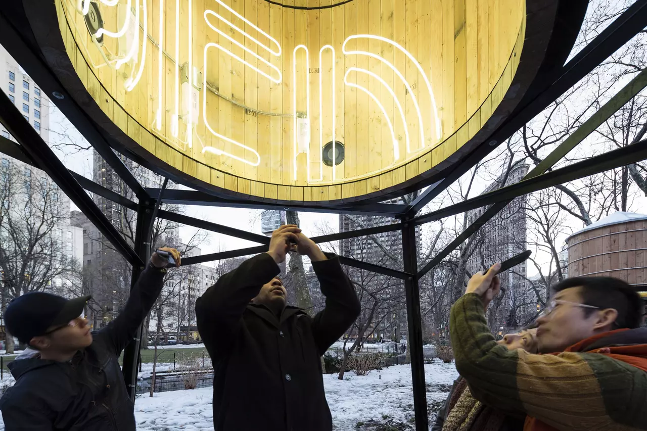 Las luces de neón convierten estas torres de agua de Nueva York en portales interdimensionales