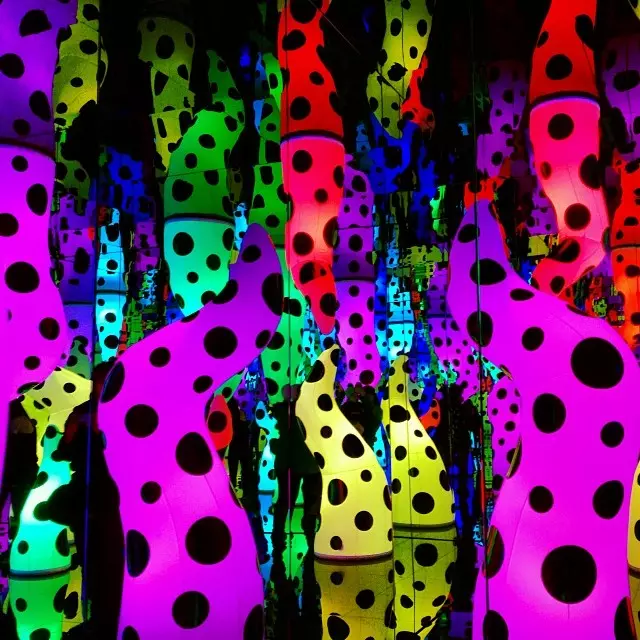 I totonu o NYC's New Mirrored Infinity Rooms