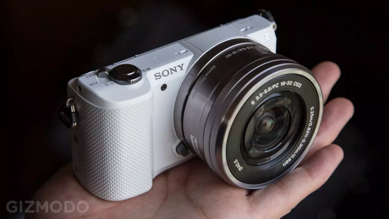 Сони А5000: јефтина, супер сићушна камера без огледала