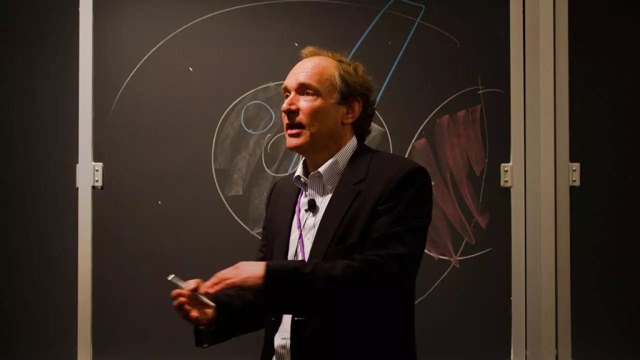 Tim Berners-Lee: Giám sát đe dọa tương lai của nền dân chủ