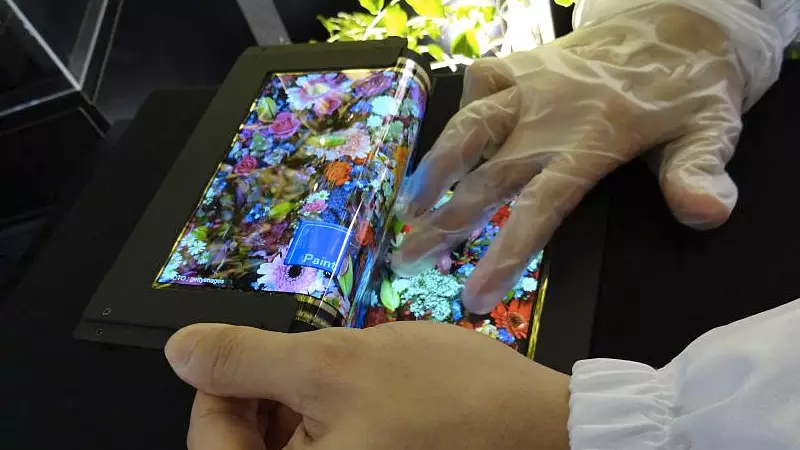 Tri-Fold Touchscreen OLED Bisa Menehi Luwih Smartphone Real Estate