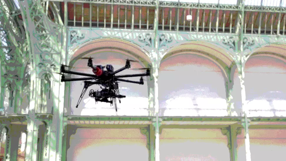 Ferkenne in ieuske parisyske landmark op 'e rêch fan in drone