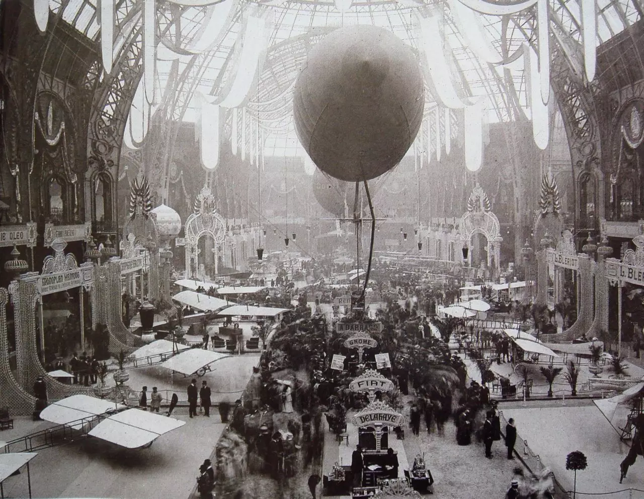 Explore un hito parisino de principios de siglo en la parte trasera de un dron