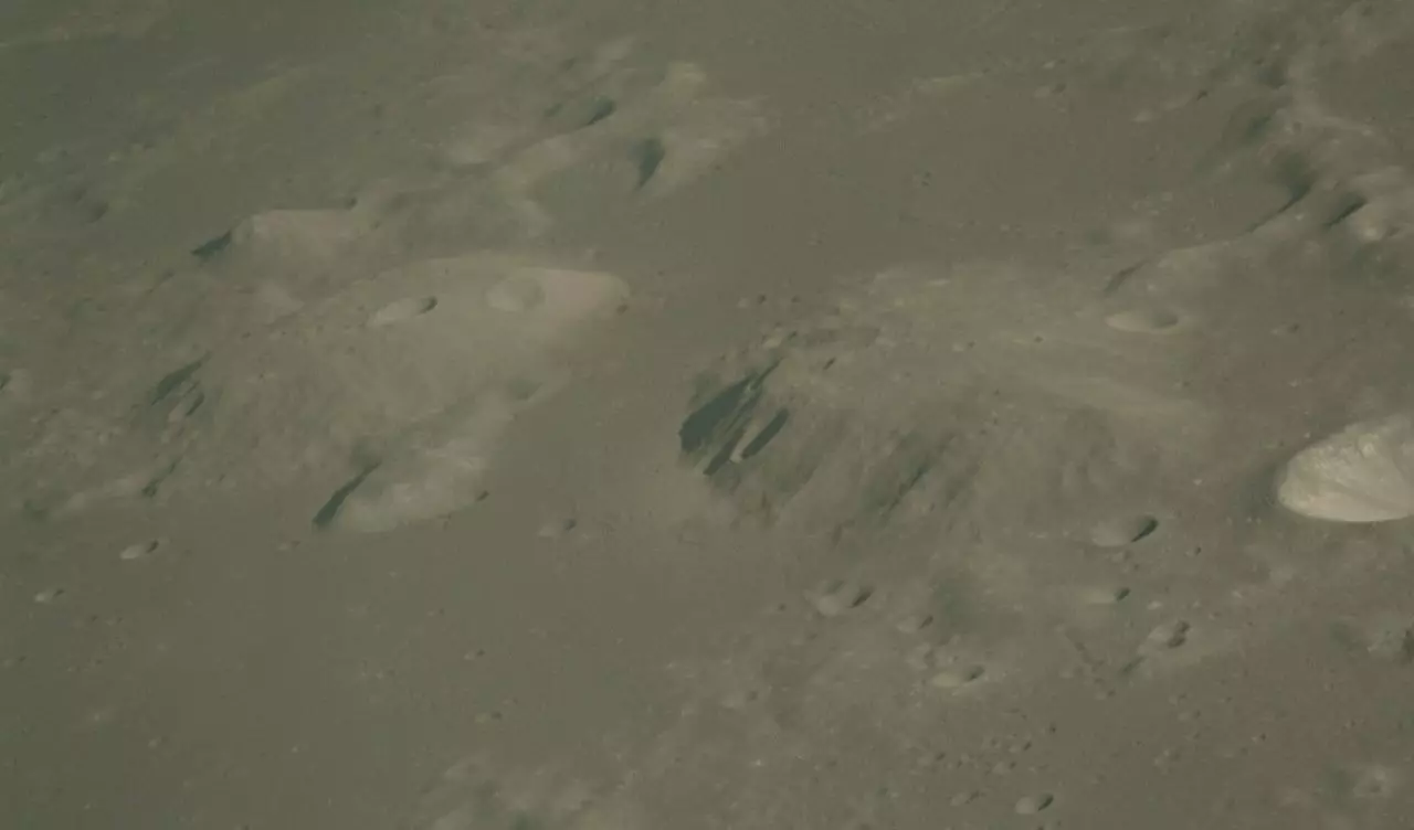 نمای جانبی از گنبدهای گروتویزن، همانطور که در طول ماموریت آپولو 15 عکس گرفته شده است.
