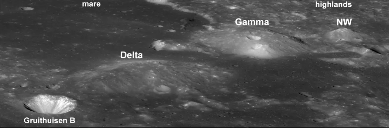 Изображение с камеры Lunar Reconnaissance Orbiter Camera, показывающее три купола Груйтуйзен (Дельта, Гамма и Северо-Запад) и кратер, в честь которого они названы. (Изображение: НАСА-LROC)