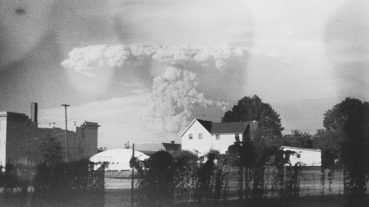 Neviditelné fotografie erupce Mount St Helens odkryté ze zapomenutého fotoaparátu