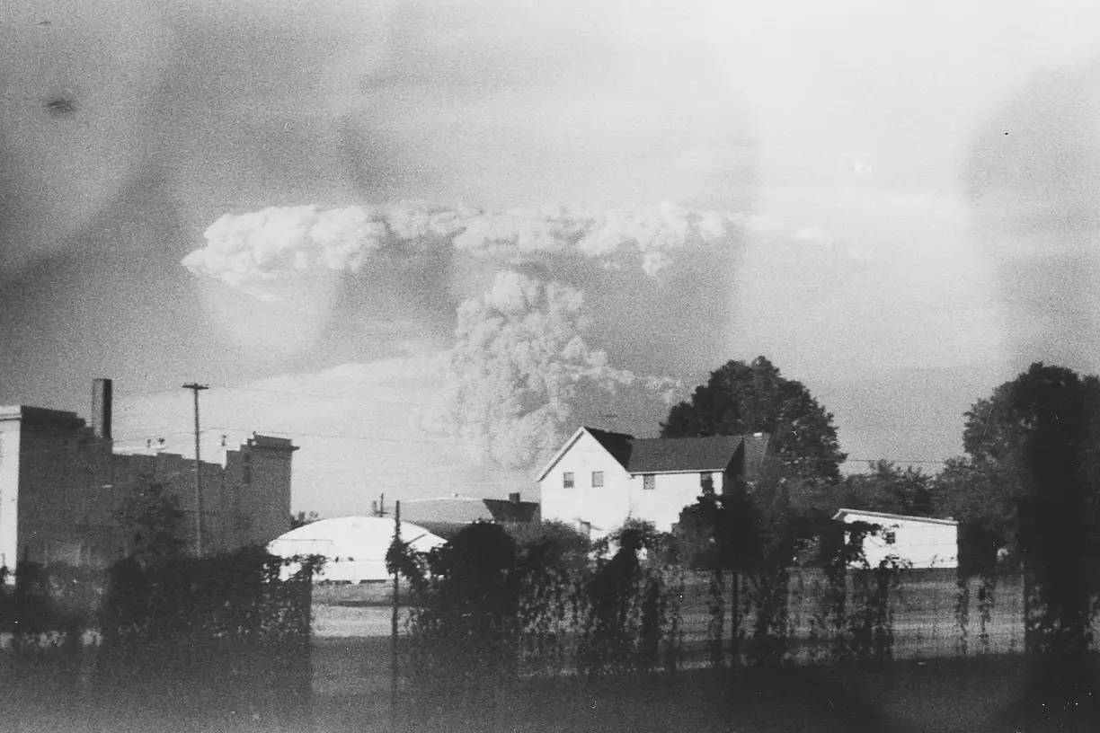 Fotos no vistes de l'erupció del mont St Helens descobertes des de la càmera oblidada