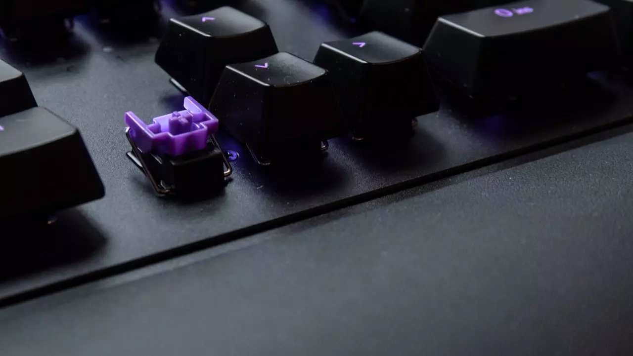 Qhov zais cia rau Razer's Mob Tshiab Mechanical Keyboard Yog Freaking Lasers
