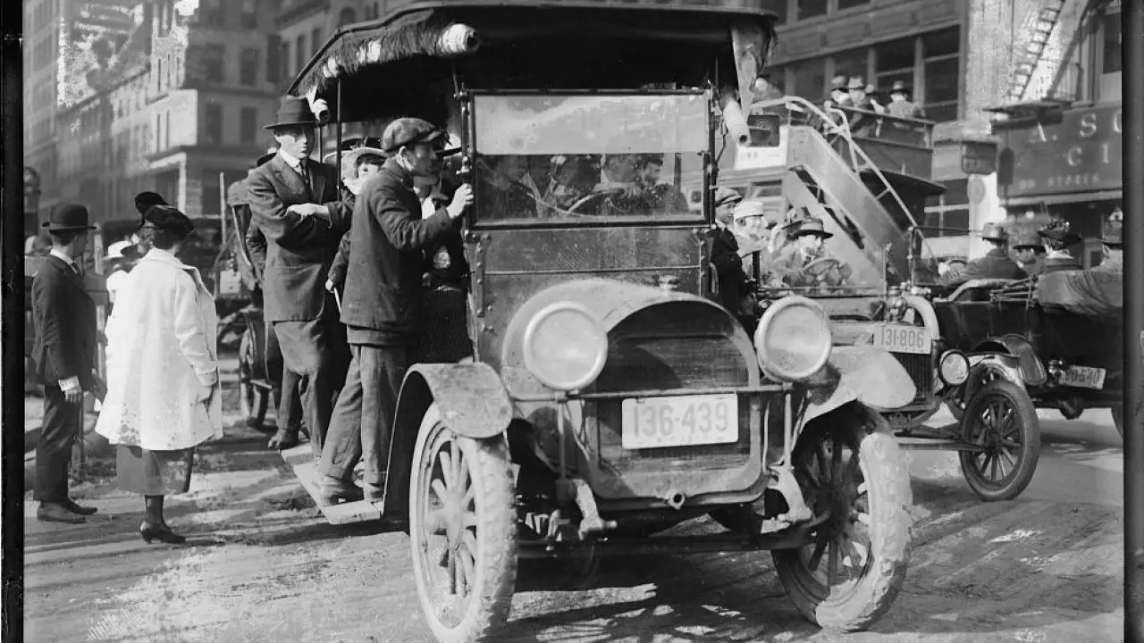 Uber ამჟამად ებრძვის ბრძოლას, რომელიც ჯიტნიმ დაკარგა 100 წლის წინ