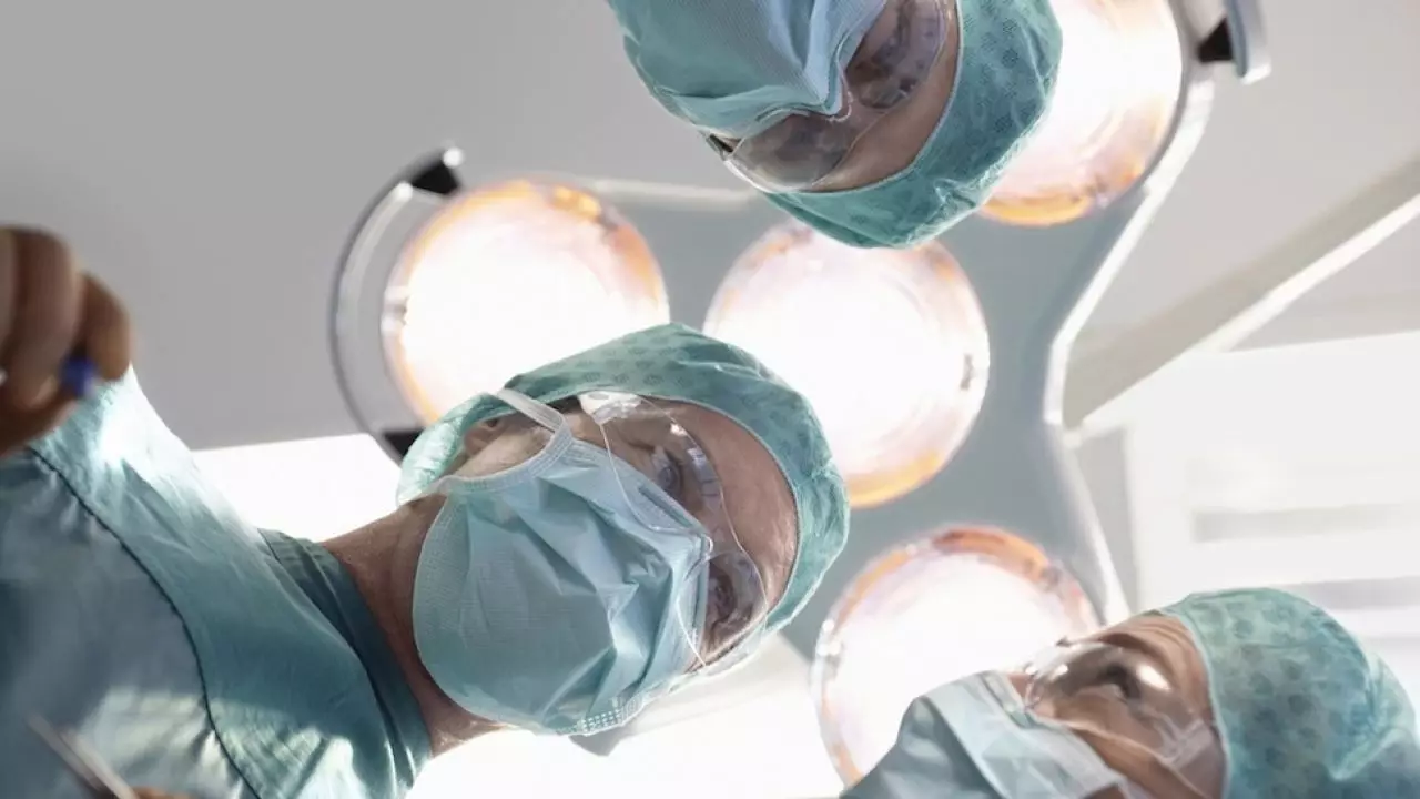 En steg-för-steg-uppdelning av en vaken hjärntumörborttagningskirurgi