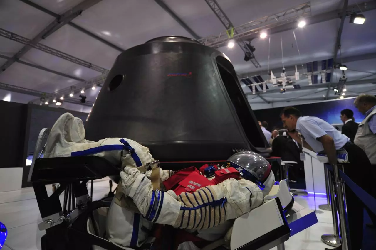 Оросын шинэ нисгэгчтэй сансрын хөлгийн анхны дүр төрхийг энд оруулав